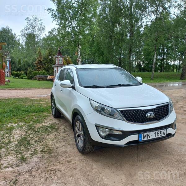 White Kia Sportage 2015 in Riga, with an engine capacity of 1.70 L and mileage of 277 thousand km for 7500 €, photo 1 on AUTOMOTO.COM.LV