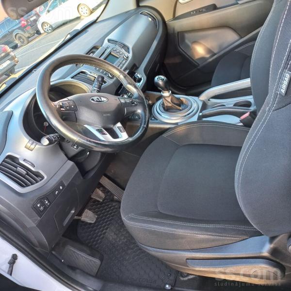 White Kia Sportage 2015 in Riga, with an engine capacity of 1.70 L and mileage of 277 thousand km for 7500 €, photo 3 on AUTOMOTO.COM.LV