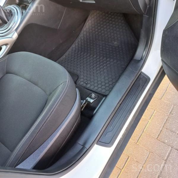 White Kia Sportage 2015 in Riga, with an engine capacity of 1.70 L and mileage of 277 thousand km for 7500 €, photo 6 on AUTOMOTO.COM.LV