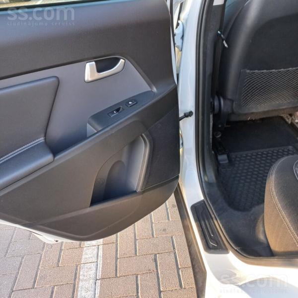 White Kia Sportage 2015 in Riga, with an engine capacity of 1.70 L and mileage of 277 thousand km for 7500 €, photo 8 on AUTOMOTO.COM.LV