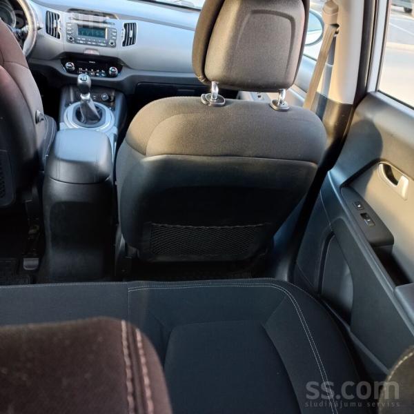 White Kia Sportage 2015 in Riga, with an engine capacity of 1.70 L and mileage of 277 thousand km for 7500 €, photo 10 on AUTOMOTO.COM.LV