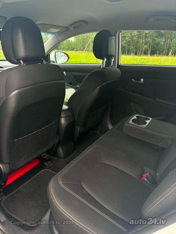 White Kia Sportage 2015 in Tallinn, with an engine capacity of 1.60 L and mileage of 196 thousand km for 9555 €, photo 5 on AUTOMOTO.COM.LV
