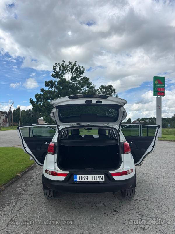 White Kia Sportage 2015 in Tallinn, with an engine capacity of 1.60 L and mileage of 196 thousand km for 9555 €, photo 6 on AUTOMOTO.COM.LV