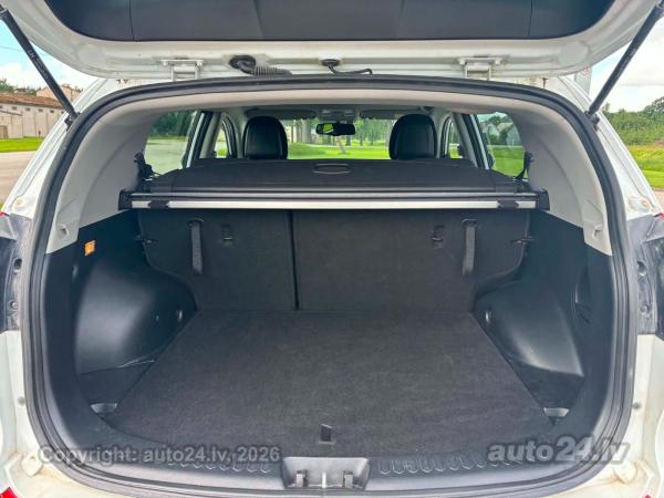 White Kia Sportage 2015 in Tallinn, with an engine capacity of 1.60 L and mileage of 196 thousand km for 9555 €, photo 7 on AUTOMOTO.COM.LV
