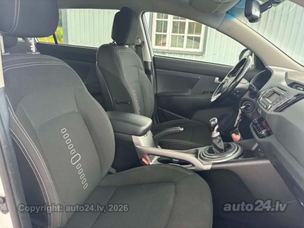 White Kia Sportage 2015 in Tallinn, with an engine capacity of 1.60 L and mileage of 196 thousand km for 9555 €, photo 8 on AUTOMOTO.COM.LV