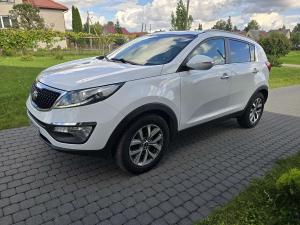 Kia Sportage 2015 RokiÅ”kis vietnÄ Balts Kia Sportage 2015 RokiÅ”kis, ar dzinÄja tilpumu 1.69 L un nobraukumu 300 tÅ«kst. km par 6200 ā¬, foto 1 vietnÄ AUTOMOTO.COM.LV