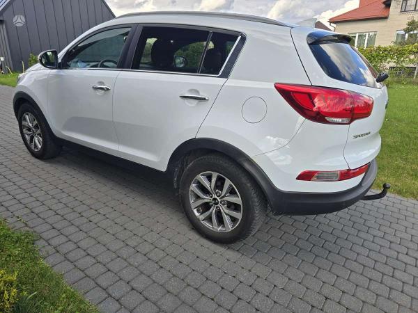 White Kia Sportage 2015 in Rokiskis, with an engine capacity of 1.69 L and mileage of 300 thousand km for 6200 €, photo 10 on AUTOMOTO.COM.LV