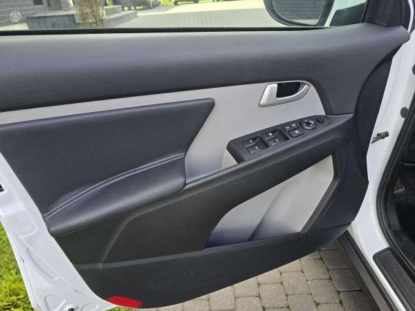 White Kia Sportage 2015 in Rokiskis, with an engine capacity of 1.69 L and mileage of 300 thousand km for 6200 €, photo 11 on AUTOMOTO.COM.LV