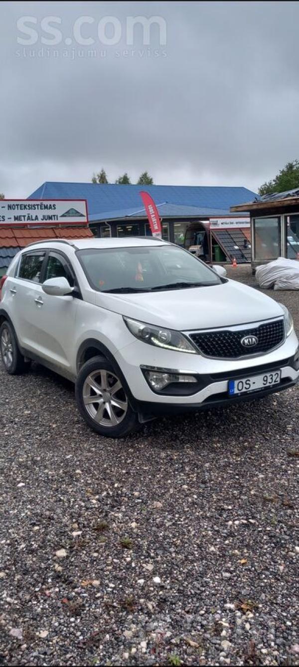 White Kia Sportage 2015 in Cesis, with an engine capacity of 1.60 L and mileage of 231 thousand km for 7750 €, photo 1 on AUTOMOTO.COM.LV