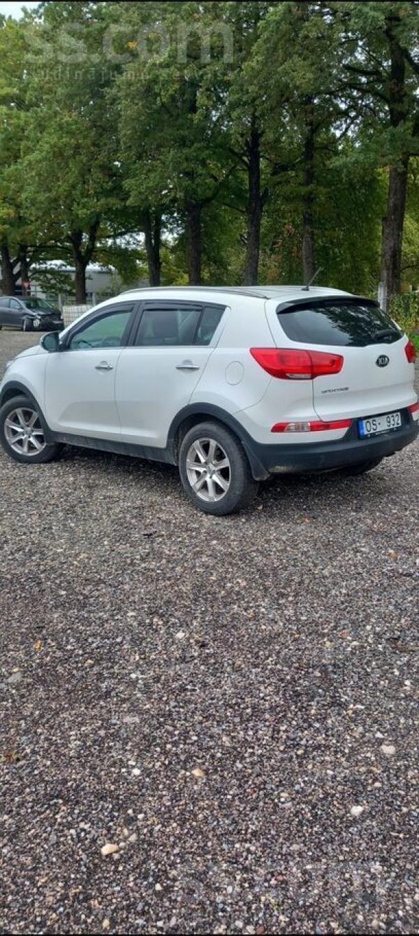 White Kia Sportage 2015 in Cesis, with an engine capacity of 1.60 L and mileage of 231 thousand km for 7750 €, photo 3 on AUTOMOTO.COM.LV