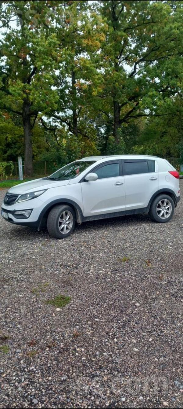 White Kia Sportage 2015 in Cesis, with an engine capacity of 1.60 L and mileage of 231 thousand km for 7750 €, photo 4 on AUTOMOTO.COM.LV