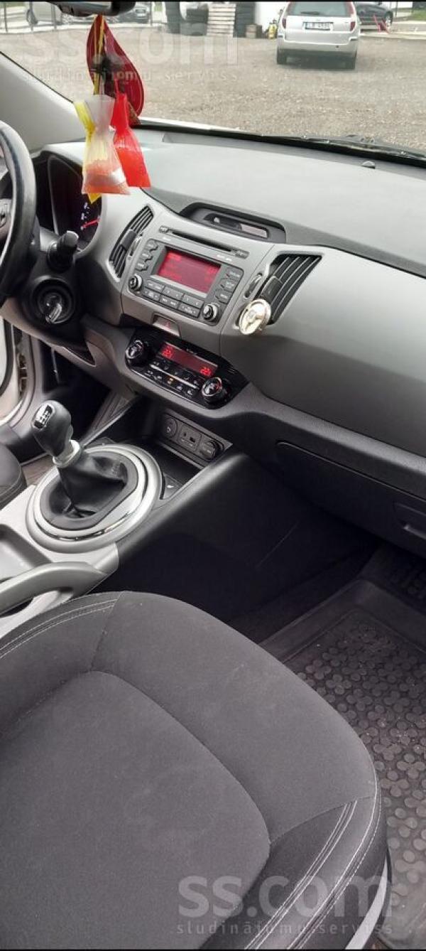 White Kia Sportage 2015 in Cesis, with an engine capacity of 1.60 L and mileage of 231 thousand km for 7750 €, photo 5 on AUTOMOTO.COM.LV