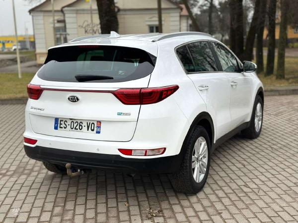 White Kia Sportage 2016 in Utena, with an engine capacity of 1.69 L and mileage of 182 thousand km for 9900 €, photo 6 on AUTOMOTO.COM.LV