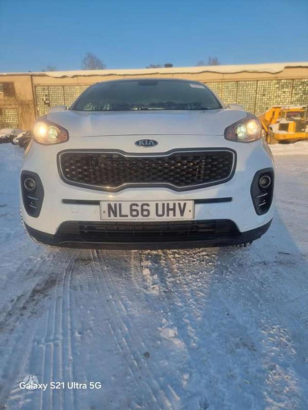White Kia Sportage 2016 in Jonava, with an engine capacity of 1.59 L and mileage of 145 thousand km for 3999 €, photo 3 on AUTOMOTO.COM.LV