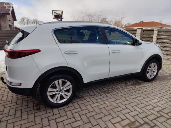 White Kia Sportage 2016 in Kaunas, with an engine capacity of 1.60 L and mileage of 185 thousand km for 11000 €, photo 3 on AUTOMOTO.COM.LV
