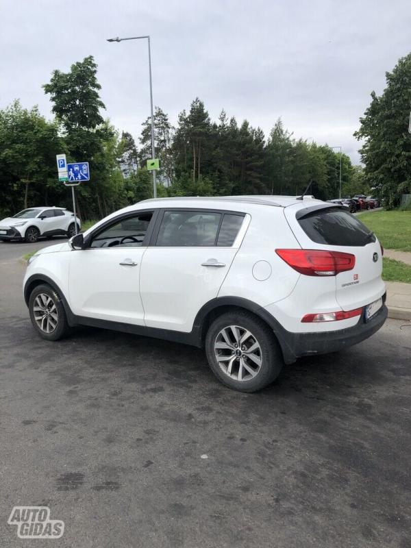 White Kia Sportage 2016 in Vilnius, with an engine capacity of 1.60 L and mileage of 217 thousand km for 7500 €, photo 3 on AUTOMOTO.COM.LV