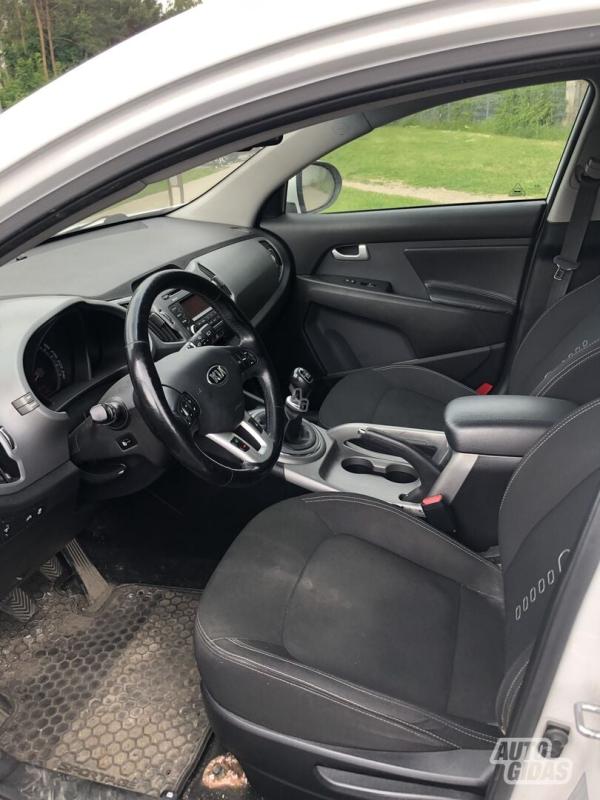 White Kia Sportage 2016 in Vilnius, with an engine capacity of 1.60 L and mileage of 217 thousand km for 7500 €, photo 4 on AUTOMOTO.COM.LV