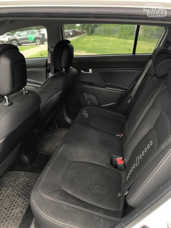 White Kia Sportage 2016 in Vilnius, with an engine capacity of 1.60 L and mileage of 217 thousand km for 7500 €, photo 5 on AUTOMOTO.COM.LV