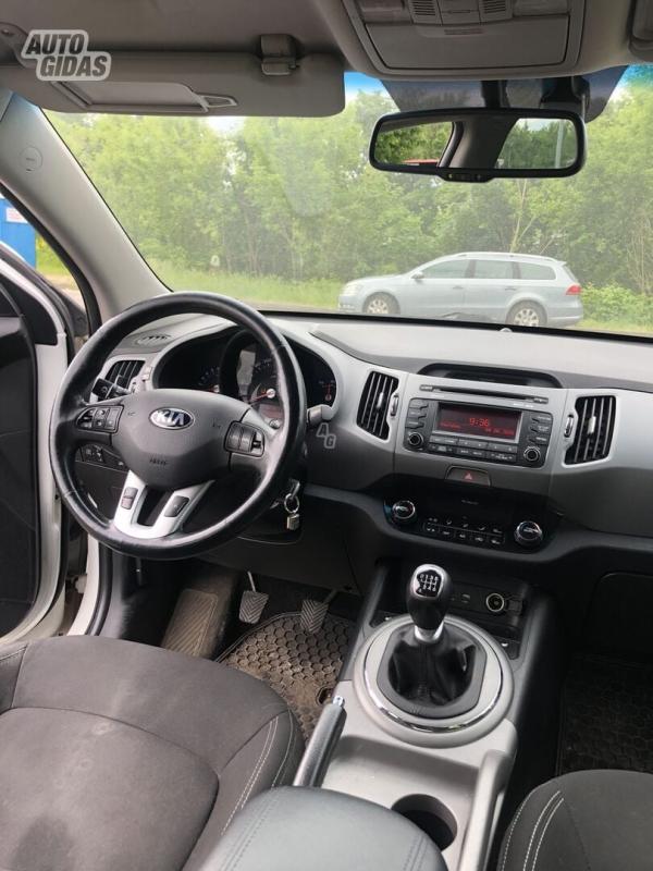 White Kia Sportage 2016 in Vilnius, with an engine capacity of 1.60 L and mileage of 217 thousand km for 7500 €, photo 7 on AUTOMOTO.COM.LV
