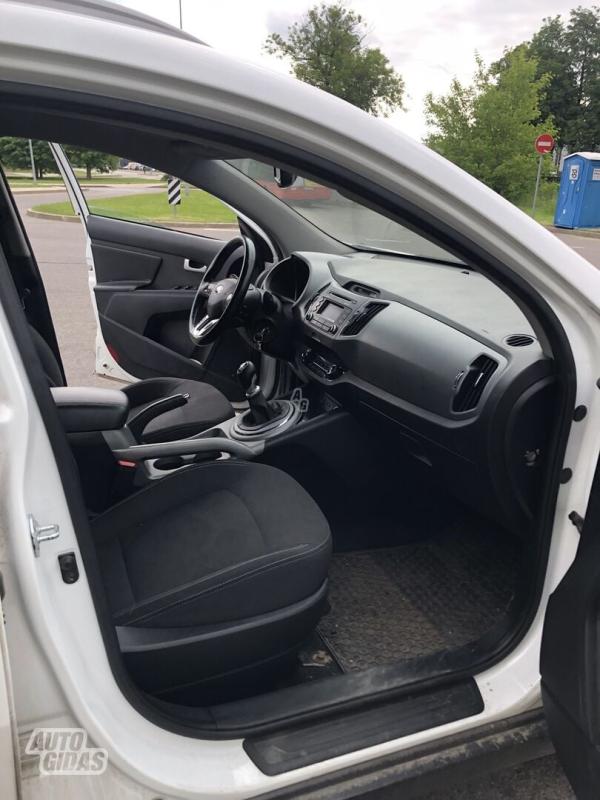 White Kia Sportage 2016 in Vilnius, with an engine capacity of 1.60 L and mileage of 217 thousand km for 7500 €, photo 8 on AUTOMOTO.COM.LV