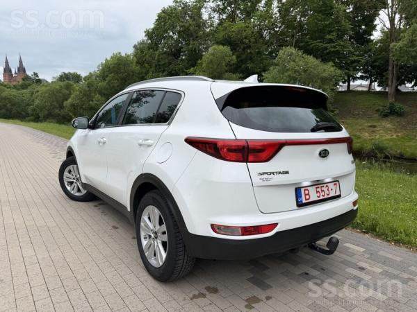 White Kia Sportage 2016 in Rezekne, with an engine capacity of 1.70 L and mileage of 230 thousand km for 8990 €, photo 6 on AUTOMOTO.COM.LV