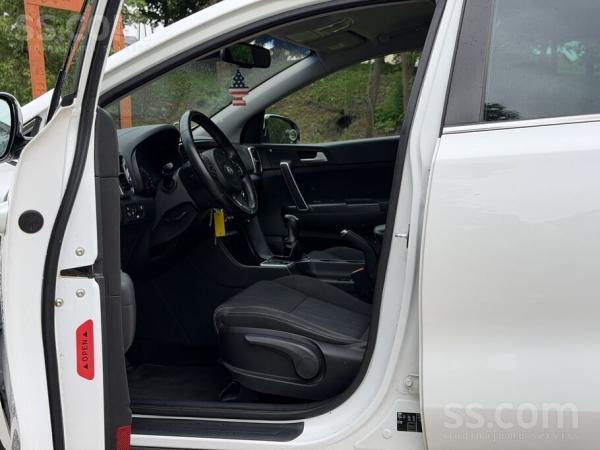 White Kia Sportage 2016 in Rezekne, with an engine capacity of 1.70 L and mileage of 230 thousand km for 8990 €, photo 8 on AUTOMOTO.COM.LV