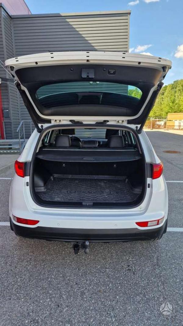 White Kia Sportage 2016 in Kaunas, with an engine capacity of 2.00 L and mileage of 282 thousand km for 11750 €, photo 5 on AUTOMOTO.COM.LV