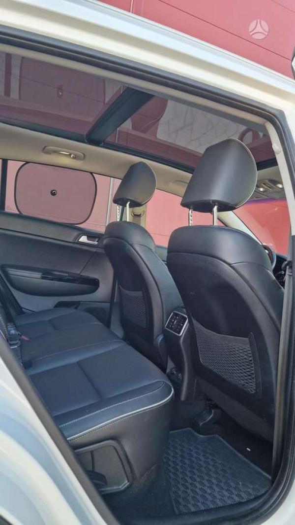 White Kia Sportage 2016 in Kaunas, with an engine capacity of 2.00 L and mileage of 282 thousand km for 11750 €, photo 6 on AUTOMOTO.COM.LV