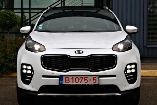 White Kia Sportage 2016 in Riga, with an engine capacity of 2.00 L and mileage of 140 thousand km for 11800 €, photo 1 on AUTOMOTO.COM.LV