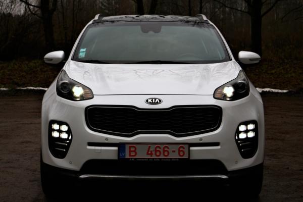 White Kia Sportage 2016 in Riga, with an engine capacity of 2.00 L and mileage of 140 thousand km for 11800 €, photo 2 on AUTOMOTO.COM.LV
