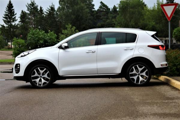 White Kia Sportage 2016 in Riga, with an engine capacity of 2.00 L and mileage of 140 thousand km for 11800 €, photo 3 on AUTOMOTO.COM.LV
