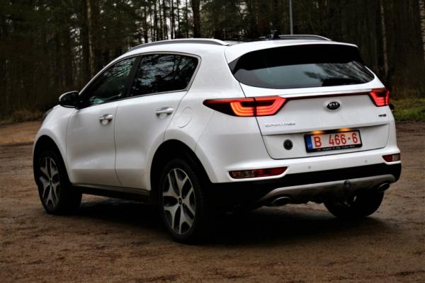 White Kia Sportage 2016 in Riga, with an engine capacity of 2.00 L and mileage of 140 thousand km for 11800 €, photo 6 on AUTOMOTO.COM.LV