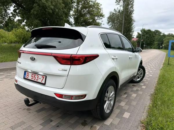 White Kia Sportage 2016 in Rezekne, with an engine capacity of 1.70 L and mileage of 230 thousand km for 6190 €, photo 5 on AUTOMOTO.COM.LV