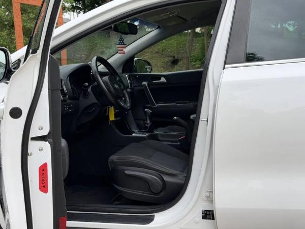 White Kia Sportage 2016 in Rezekne, with an engine capacity of 1.70 L and mileage of 230 thousand km for 6190 €, photo 8 on AUTOMOTO.COM.LV