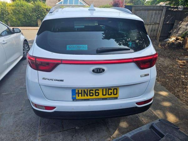 White Kia Sportage 2016 in Sirvintos, with an engine capacity of 1.69 L and mileage of 135 thousand km for 4114 €, photo 4 on AUTOMOTO.COM.LV