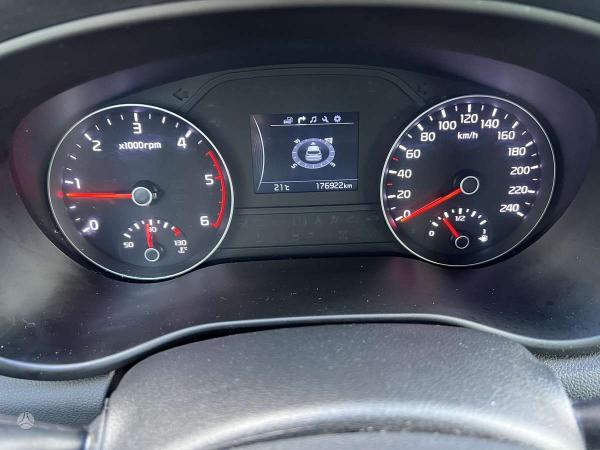 White Kia Sportage 2016 in Panevezys, with an engine capacity of 1.69 L and mileage of 176 thousand km for 9400 €, photo 10 on AUTOMOTO.COM.LV