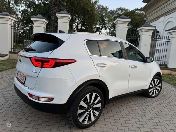 White Kia Sportage 2016 in Vilnius, with an engine capacity of 2.00 L and mileage of 280 thousand km for 11250 €, photo 3 on AUTOMOTO.COM.LV