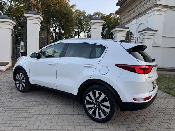 White Kia Sportage 2016 in Vilnius, with an engine capacity of 2.00 L and mileage of 280 thousand km for 11250 €, photo 6 on AUTOMOTO.COM.LV