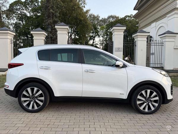 White Kia Sportage 2016 in Vilnius, with an engine capacity of 2.00 L and mileage of 280 thousand km for 11250 €, photo 9 on AUTOMOTO.COM.LV