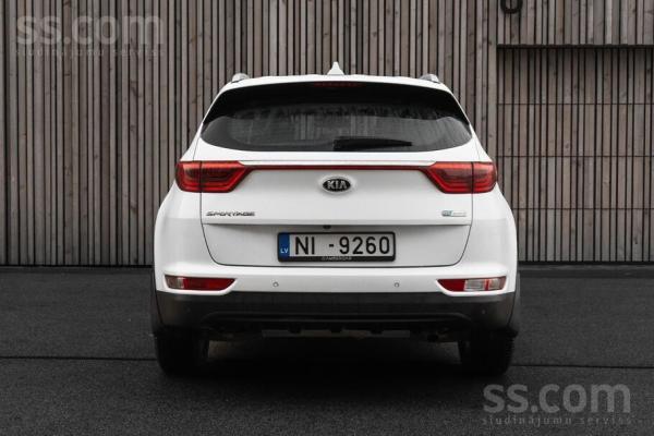 White Kia Sportage 2017 in Riga, with an engine capacity of 1.70 L and mileage of 160 thousand km for 11995 €, photo 5 on AUTOMOTO.COM.LV