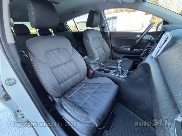 White Kia Sportage 2017 in Paide, with an engine capacity of 1.70 L and mileage of 204 thousand km for 10590 €, photo 11 on AUTOMOTO.COM.LV