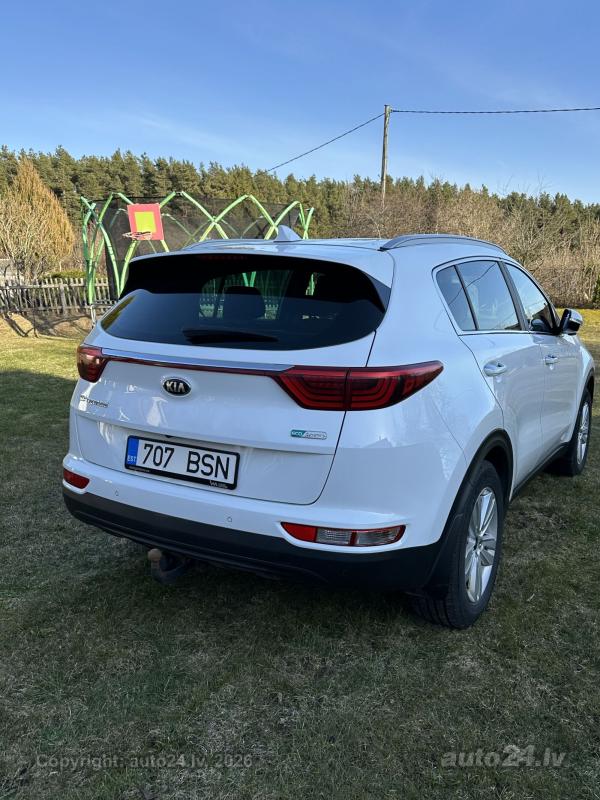 White Kia Sportage 2017 in Tallinn, with an engine capacity of 1.70 L and mileage of 128 thousand km for 12000 €, photo 3 on AUTOMOTO.COM.LV