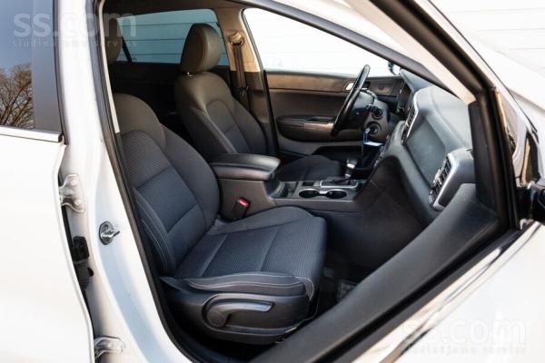 White Kia Sportage 2017 in Riga, with an engine capacity of 2.00 L and mileage of 125 thousand km for 11950 €, photo 6 on AUTOMOTO.COM.LV