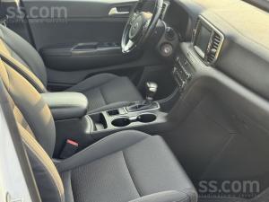 White Kia Sportage 2017 in Riga, with an engine capacity of 2.00 L and mileage of 163 thousand km for 12300 €, photo 7 on AUTOMOTO.COM.LV