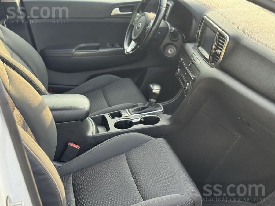 White Kia Sportage 2017 in Riga, with an engine capacity of 2.00 L and mileage of 163 thousand km for 12300 €, photo 7 on AUTOMOTO.COM.LV
