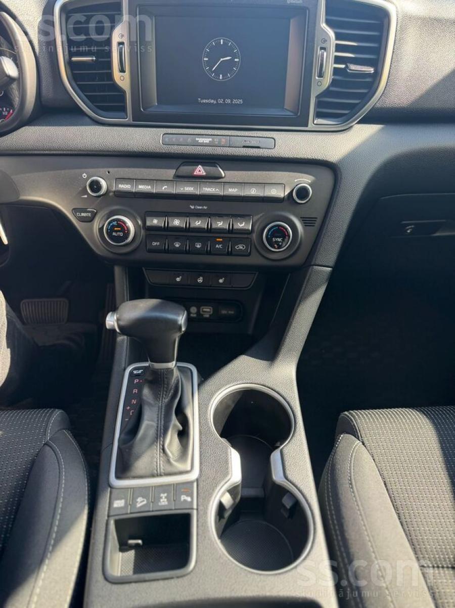 White Kia Sportage 2017 in Riga, with an engine capacity of 2.00 L and mileage of 163 thousand km for 12300 €, photo 9 on AUTOMOTO.COM.LV