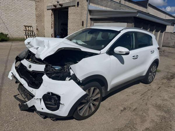 White Kia Sportage 2017 in Gargzdai, with an engine capacity of 1.69 L and mileage of 216 thousand km for 4200 €, photo 4 on AUTOMOTO.COM.LV