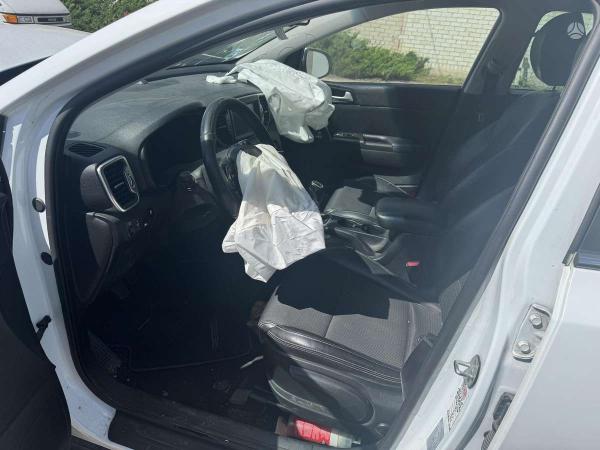 White Kia Sportage 2017 in Gargzdai, with an engine capacity of 1.69 L and mileage of 216 thousand km for 4200 €, photo 5 on AUTOMOTO.COM.LV