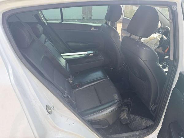 White Kia Sportage 2017 in Gargzdai, with an engine capacity of 1.69 L and mileage of 216 thousand km for 4200 €, photo 6 on AUTOMOTO.COM.LV