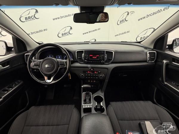 White Kia Sportage 2017 in Avizieniai, with an engine capacity of 1.70 L and mileage of 100 thousand km for 12900 €, photo 3 on AUTOMOTO.COM.LV